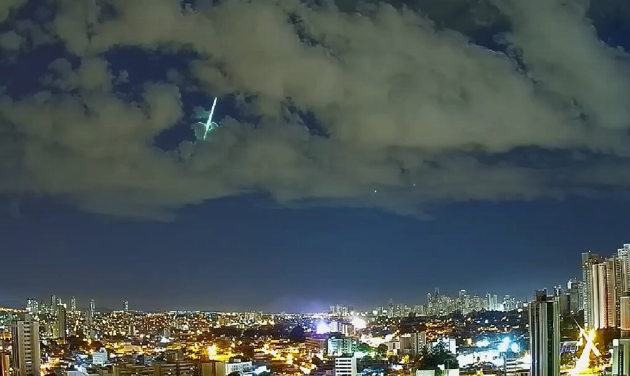 Meteoro risca o céu de Goiás e Minas Gerais na noite desta segunda-feira (12). Confira o vídeo ...
